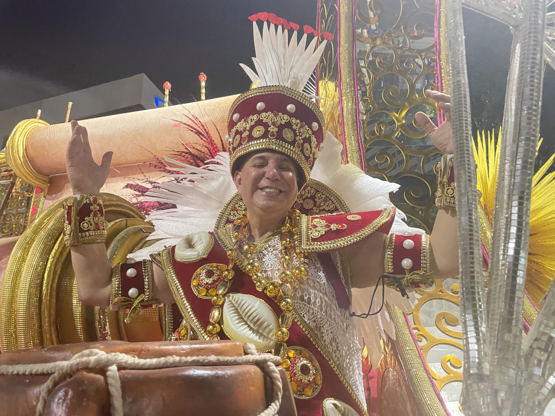 Quarto carro da UPM relembra exílio forçado de Iyá Nassô e provoca ...