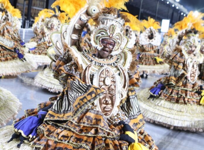 Comissão De Frente E Conjunto Visual São Destaques No Desfile Da ...