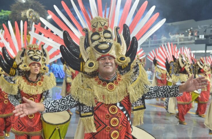 Comissão De Frente E Conjunto Visual São Destaques No Desfile Da ...